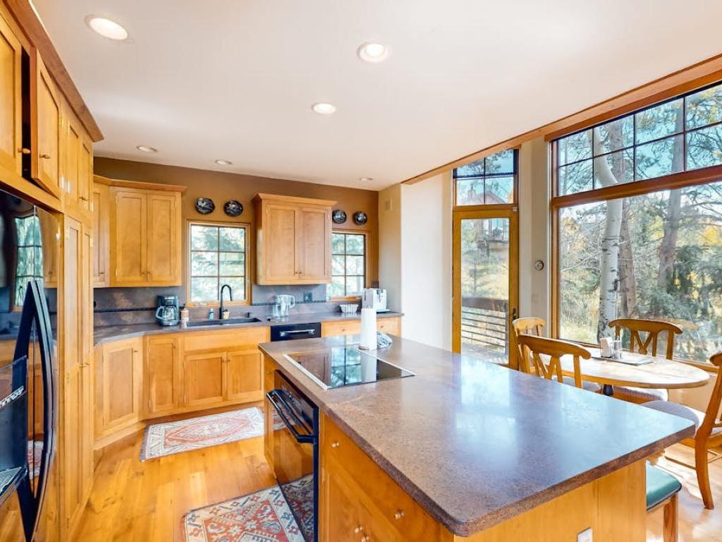 Crescent Ridge Retreat - Rocky Mountain Getaways
