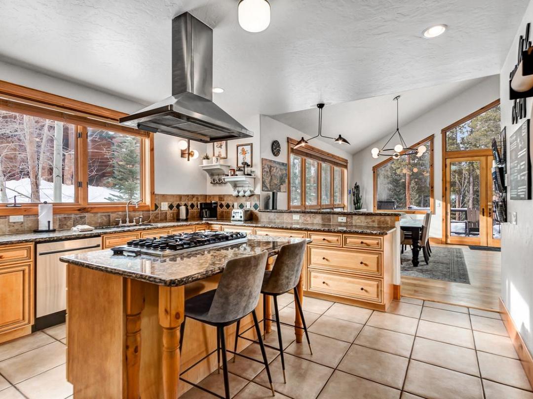 Snowflake Chalet - Rocky Mountain Getaways